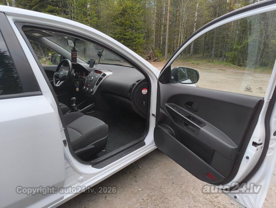 White Kia Ceed 2011 in Tallinn, with an engine capacity of 1.40 L and mileage of 154 thousand km for 2500 €, photo 6 on AUTOMOTO.COM.LV