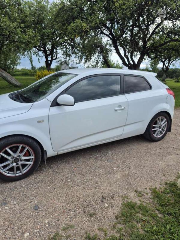 White Kia Ceed 2012 in Vilnius, with an engine capacity of 1.60 L and mileage of 252 thousand km for 2600 €, photo 2 on AUTOMOTO.COM.LV