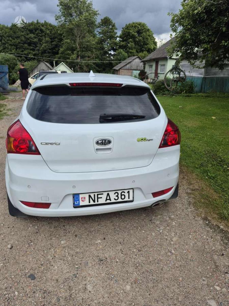 Balts Kia Ceed 2012 Viļņa, ar dzinēja tilpumu 1.60 L un nobraukumu 240 tūkst. km par 2500 €, foto 4 vietnē AUTOMOTO.COM.LV