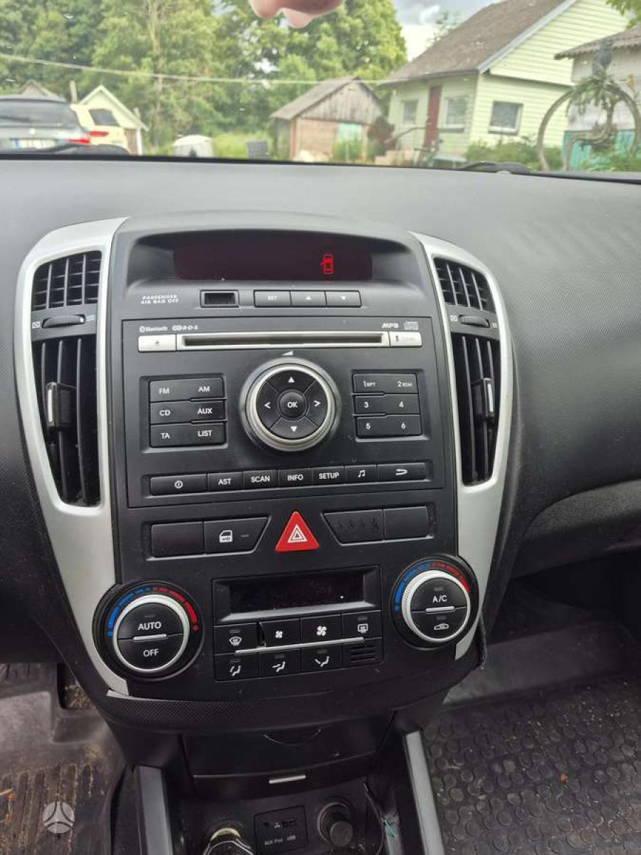Balts Kia Ceed 2012 Viļņa, ar dzinēja tilpumu 1.60 L un nobraukumu 240 tūkst. km par 2500 €, foto 7 vietnē AUTOMOTO.COM.LV