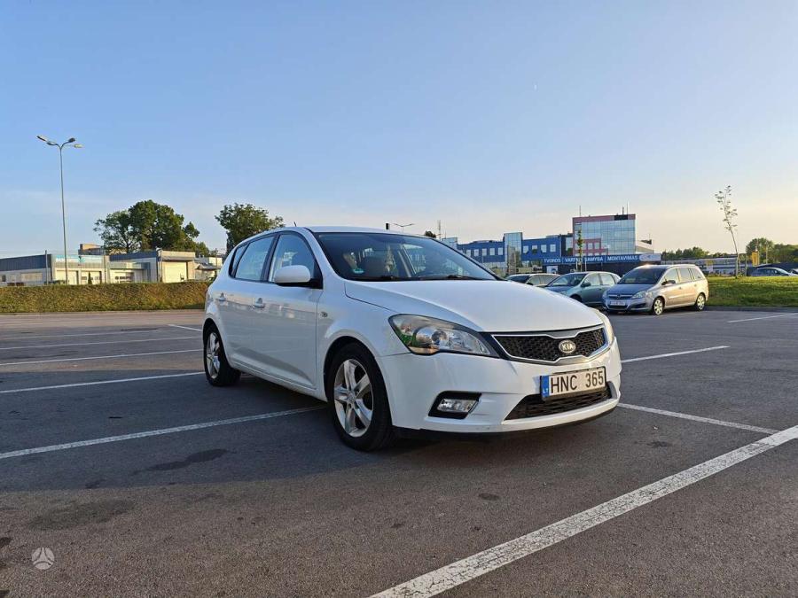 White Kia Ceed 2012 in Klaipeda, with an engine capacity of 1.58 L and mileage of 310 thousand km for 2750 €, photo 1 on AUTOMOTO.COM.LV
