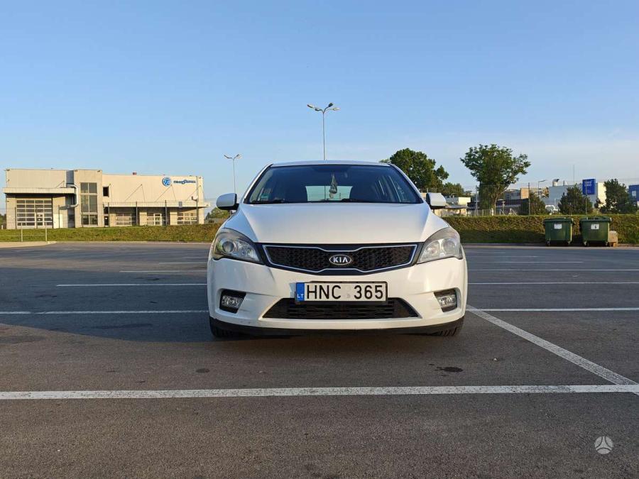 White Kia Ceed 2012 in Klaipeda, with an engine capacity of 1.58 L and mileage of 310 thousand km for 2750 €, photo 3 on AUTOMOTO.COM.LV