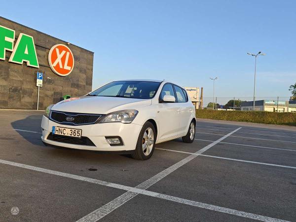 Kia Ceed 2012 Klaipėda vietnē Balts Kia Ceed 2012 Klaipėda, ar dzinēja tilpumu 1.58 L un nobraukumu 310 tūkst. km par 2750 €, foto 4 vietnē AUTOMOTO.COM.LV