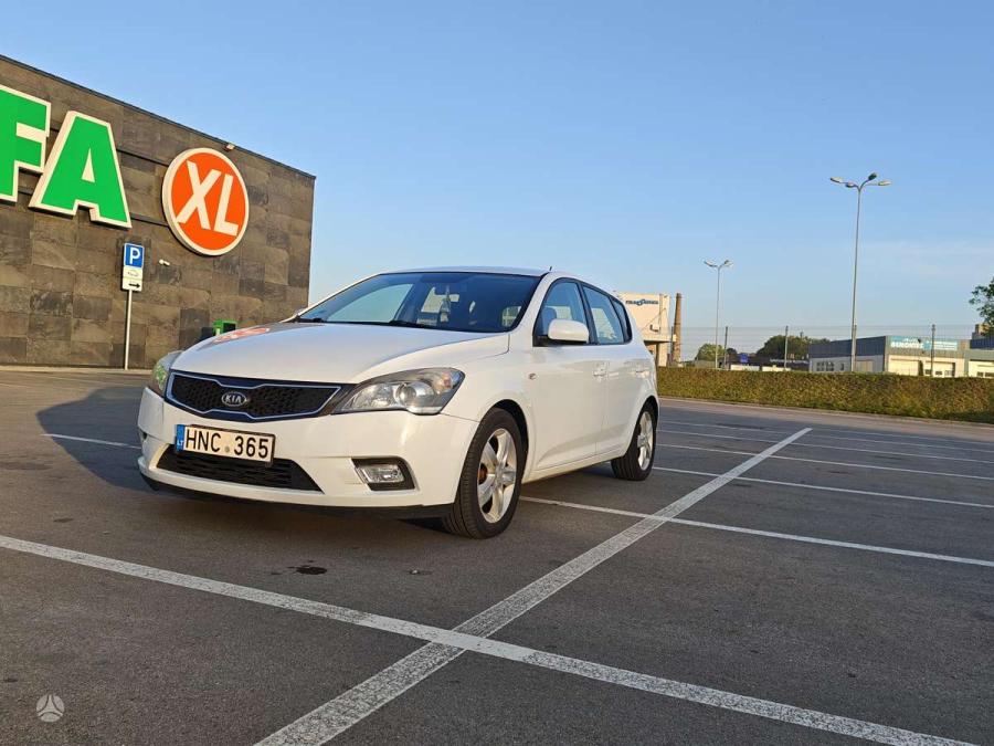 White Kia Ceed 2012 in Klaipeda, with an engine capacity of 1.58 L and mileage of 310 thousand km for 2750 €, photo 4 on AUTOMOTO.COM.LV
