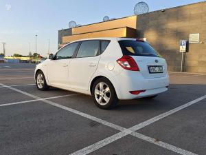 White Kia Ceed 2012 in Klaipeda, with an engine capacity of 1.58 L and mileage of 310 thousand km for 2750 €, photo 5 on AUTOMOTO.COM.LV