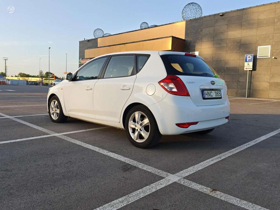 White Kia Ceed 2012 in Klaipeda, with an engine capacity of 1.58 L and mileage of 310 thousand km for 2750 €, photo 5 on AUTOMOTO.COM.LV