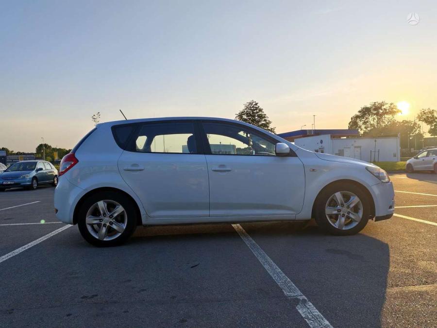 White Kia Ceed 2012 in Klaipeda, with an engine capacity of 1.58 L and mileage of 310 thousand km for 2750 €, photo 8 on AUTOMOTO.COM.LV
