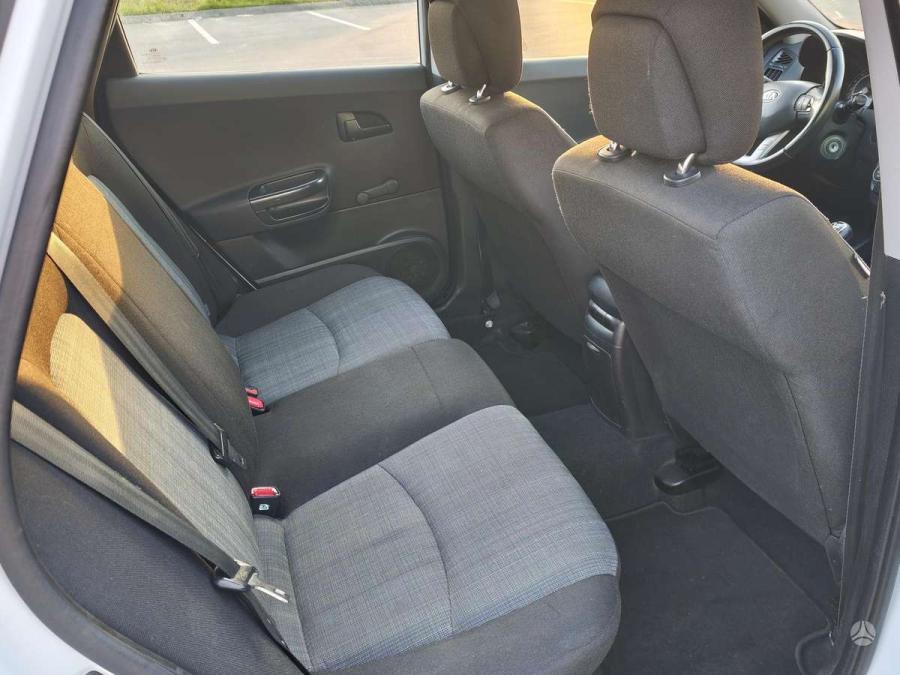 White Kia Ceed 2012 in Klaipeda, with an engine capacity of 1.58 L and mileage of 310 thousand km for 2750 €, photo 9 on AUTOMOTO.COM.LV