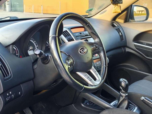 Kia Ceed 2012 Klaipėda vietnē Balts Kia Ceed 2012 Klaipėda, ar dzinēja tilpumu 1.58 L un nobraukumu 310 tūkst. km par 2750 €, foto 10 vietnē AUTOMOTO.COM.LV