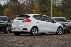White Kia Ceed 2013 in Riga, with an engine capacity of 1.40 L and mileage of 252 thousand km for 2990 €, photo 5 on AUTOMOTO.COM.LV