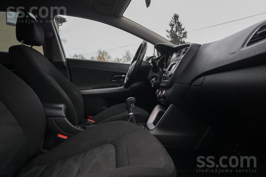 White Kia Ceed 2013 in Riga, with an engine capacity of 1.40 L and mileage of 252 thousand km for 2990 €, photo 6 on AUTOMOTO.COM.LV