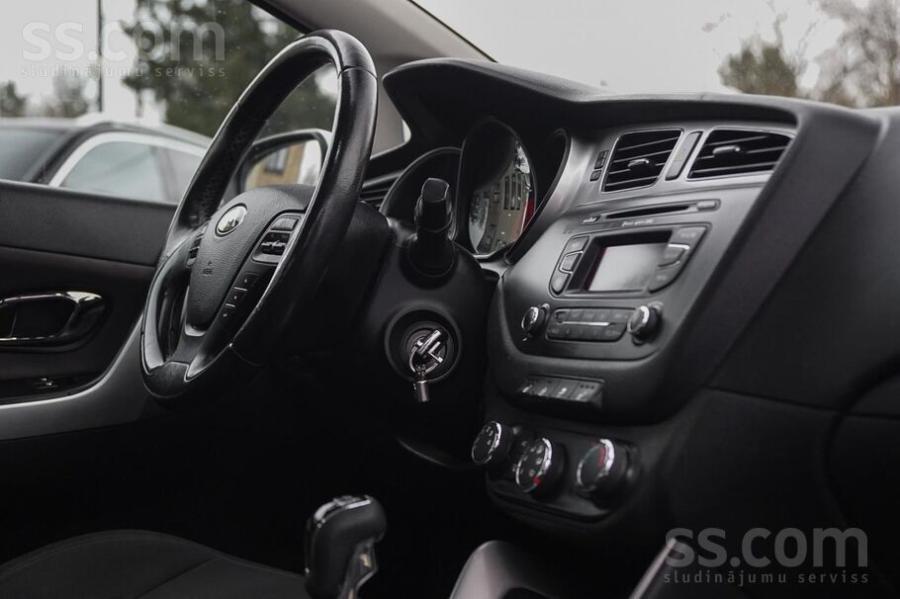 White Kia Ceed 2013 in Riga, with an engine capacity of 1.40 L and mileage of 252 thousand km for 2990 €, photo 7 on AUTOMOTO.COM.LV