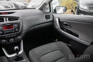White Kia Ceed 2013 in Riga, with an engine capacity of 1.40 L and mileage of 252 thousand km for 2990 €, photo 10 on AUTOMOTO.COM.LV