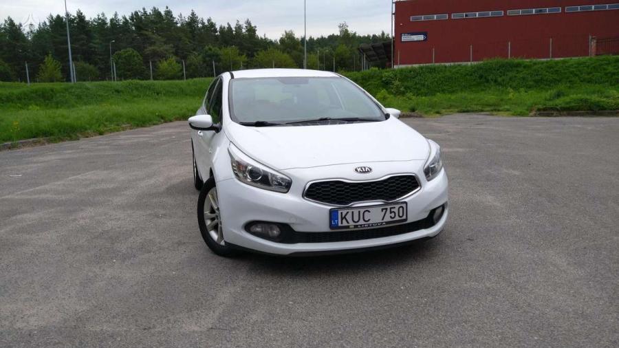 White Kia Ceed 2013 in Vilnius, with an engine capacity of 1.37 L and mileage of 271 thousand km for 2900 €, photo 4 on AUTOMOTO.COM.LV