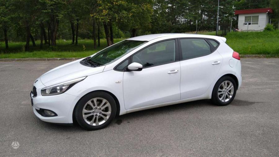White Kia Ceed 2013 in Vilnius, with an engine capacity of 1.37 L and mileage of 271 thousand km for 2900 €, photo 6 on AUTOMOTO.COM.LV