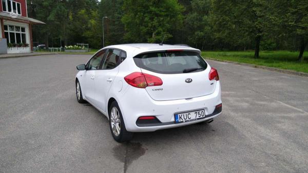 White Kia Ceed 2013 in Vilnius, with an engine capacity of 1.37 L and mileage of 271 thousand km for 2900 €, photo 8 on AUTOMOTO.COM.LV