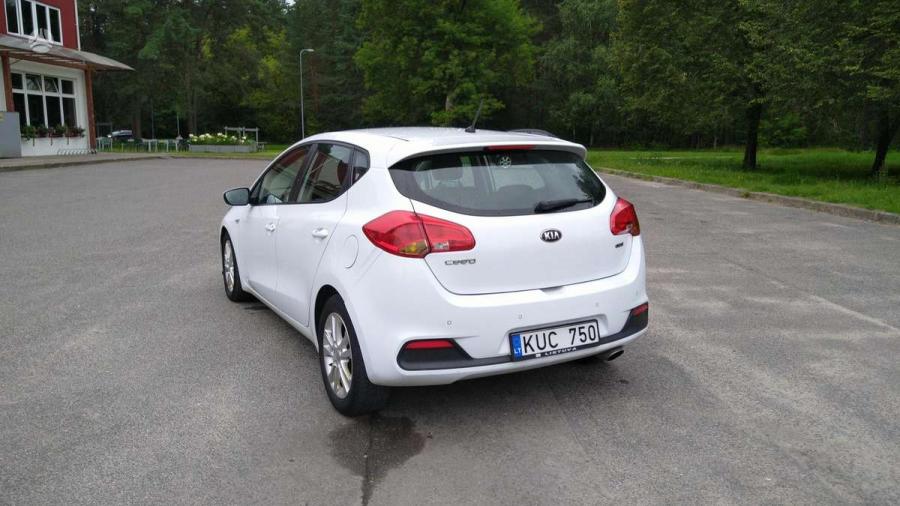 White Kia Ceed 2013 in Vilnius, with an engine capacity of 1.37 L and mileage of 271 thousand km for 2900 €, photo 9 on AUTOMOTO.COM.LV