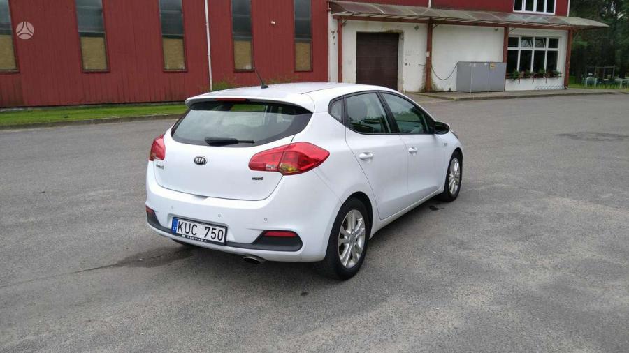 White Kia Ceed 2013 in Vilnius, with an engine capacity of 1.37 L and mileage of 271 thousand km for 2900 €, photo 11 on AUTOMOTO.COM.LV