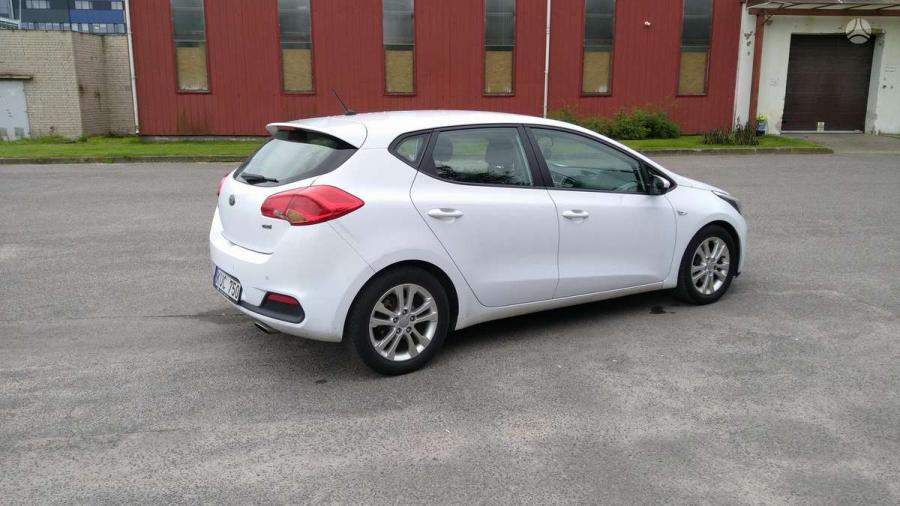 White Kia Ceed 2013 in Vilnius, with an engine capacity of 1.37 L and mileage of 271 thousand km for 2900 €, photo 12 on AUTOMOTO.COM.LV