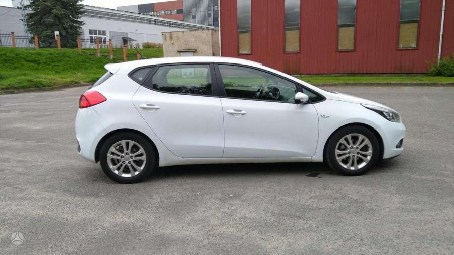 White Kia Ceed 2013 in Vilnius, with an engine capacity of 1.37 L and mileage of 271 thousand km for 2900 €, photo 13 on AUTOMOTO.COM.LV
