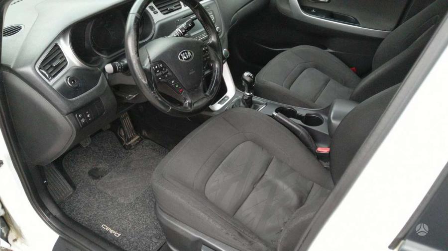 White Kia Ceed 2013 in Vilnius, with an engine capacity of 1.37 L and mileage of 271 thousand km for 2900 €, photo 14 on AUTOMOTO.COM.LV