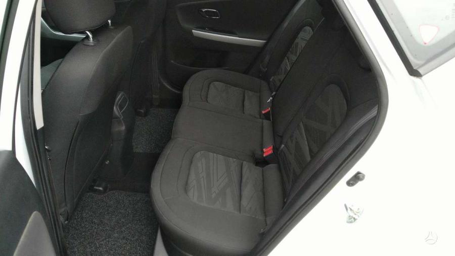 White Kia Ceed 2013 in Vilnius, with an engine capacity of 1.37 L and mileage of 271 thousand km for 2900 €, photo 15 on AUTOMOTO.COM.LV