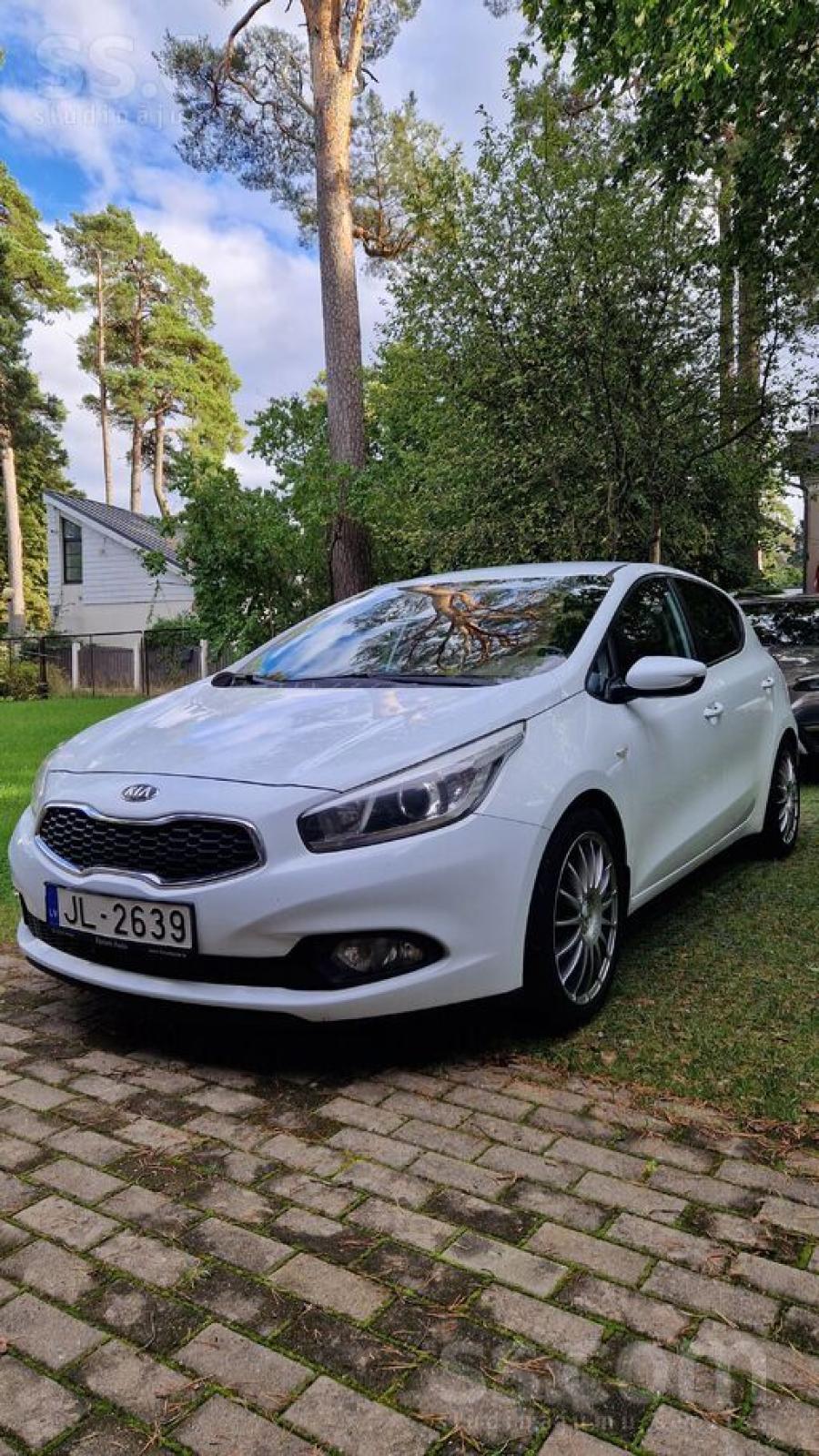 White Kia Ceed 2013 in Riga, with an engine capacity of 1.40 L and mileage of 186 thousand km for 3400 €, photo 3 on AUTOMOTO.COM.LV