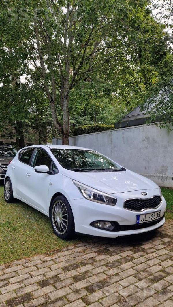 White Kia Ceed 2013 in Riga, with an engine capacity of 1.40 L and mileage of 186 thousand km for 3400 €, photo 4 on AUTOMOTO.COM.LV