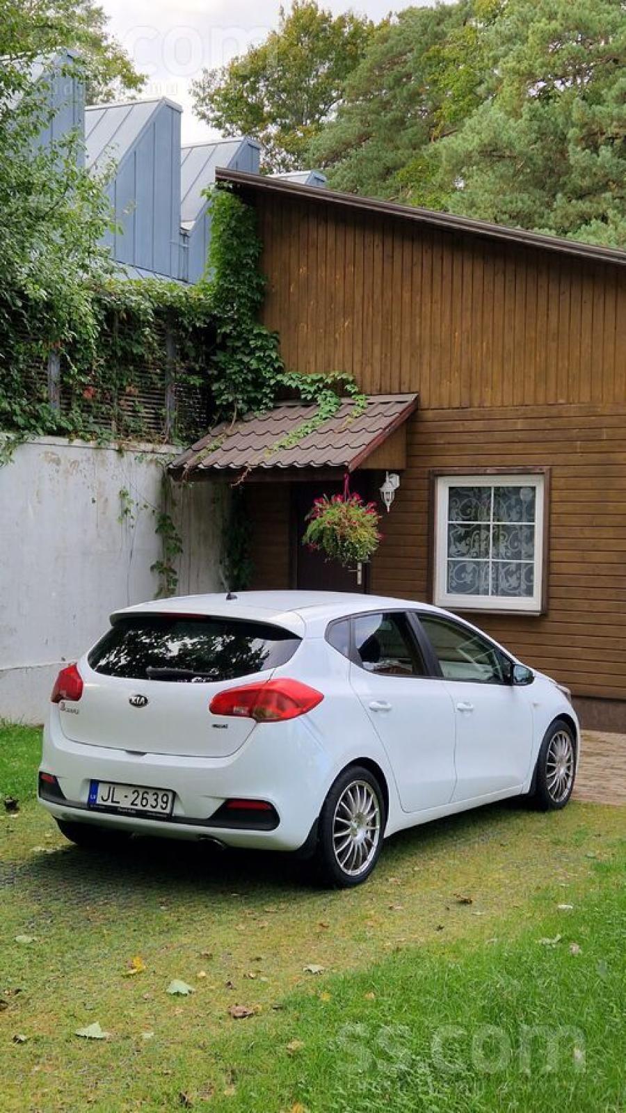 White Kia Ceed 2013 in Riga, with an engine capacity of 1.40 L and mileage of 186 thousand km for 3400 €, photo 5 on AUTOMOTO.COM.LV