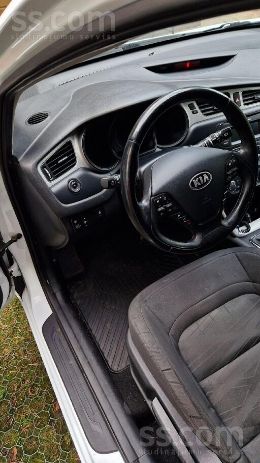 White Kia Ceed 2013 in Riga, with an engine capacity of 1.40 L and mileage of 186 thousand km for 3400 €, photo 7 on AUTOMOTO.COM.LV