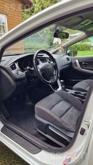 White Kia Ceed 2013 in Riga, with an engine capacity of 1.40 L and mileage of 186 thousand km for 3400 €, photo 8 on AUTOMOTO.COM.LV