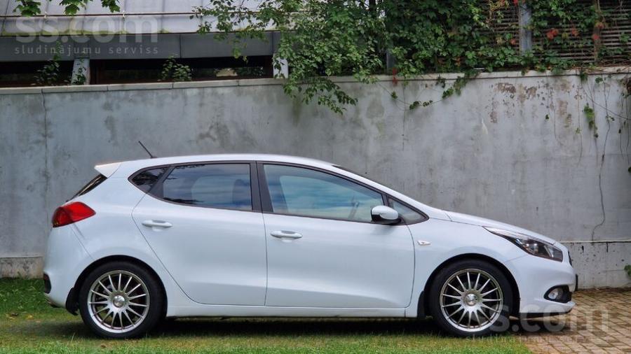 White Kia Ceed 2013 in Riga, with an engine capacity of 1.40 L and mileage of 186 thousand km for 3400 €, photo 9 on AUTOMOTO.COM.LV