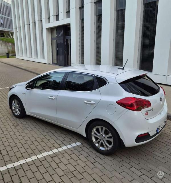 White Kia Ceed 2014 in Vilnius, with an engine capacity of 1.58 L and mileage of 185 thousand km for 7800 €, photo 3 on AUTOMOTO.COM.LV