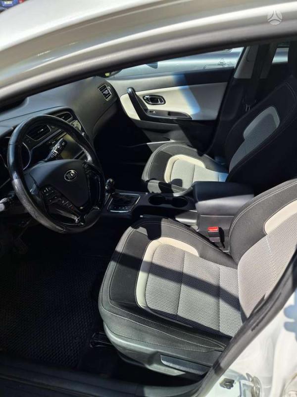 White Kia Ceed 2014 in Vilnius, with an engine capacity of 1.58 L and mileage of 185 thousand km for 7800 €, photo 5 on AUTOMOTO.COM.LV