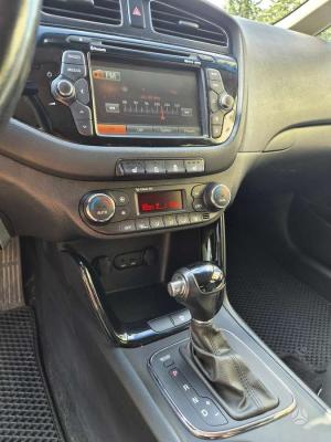 White Kia Ceed 2014 in Vilnius, with an engine capacity of 1.58 L and mileage of 185 thousand km for 7800 €, photo 7 on AUTOMOTO.COM.LV