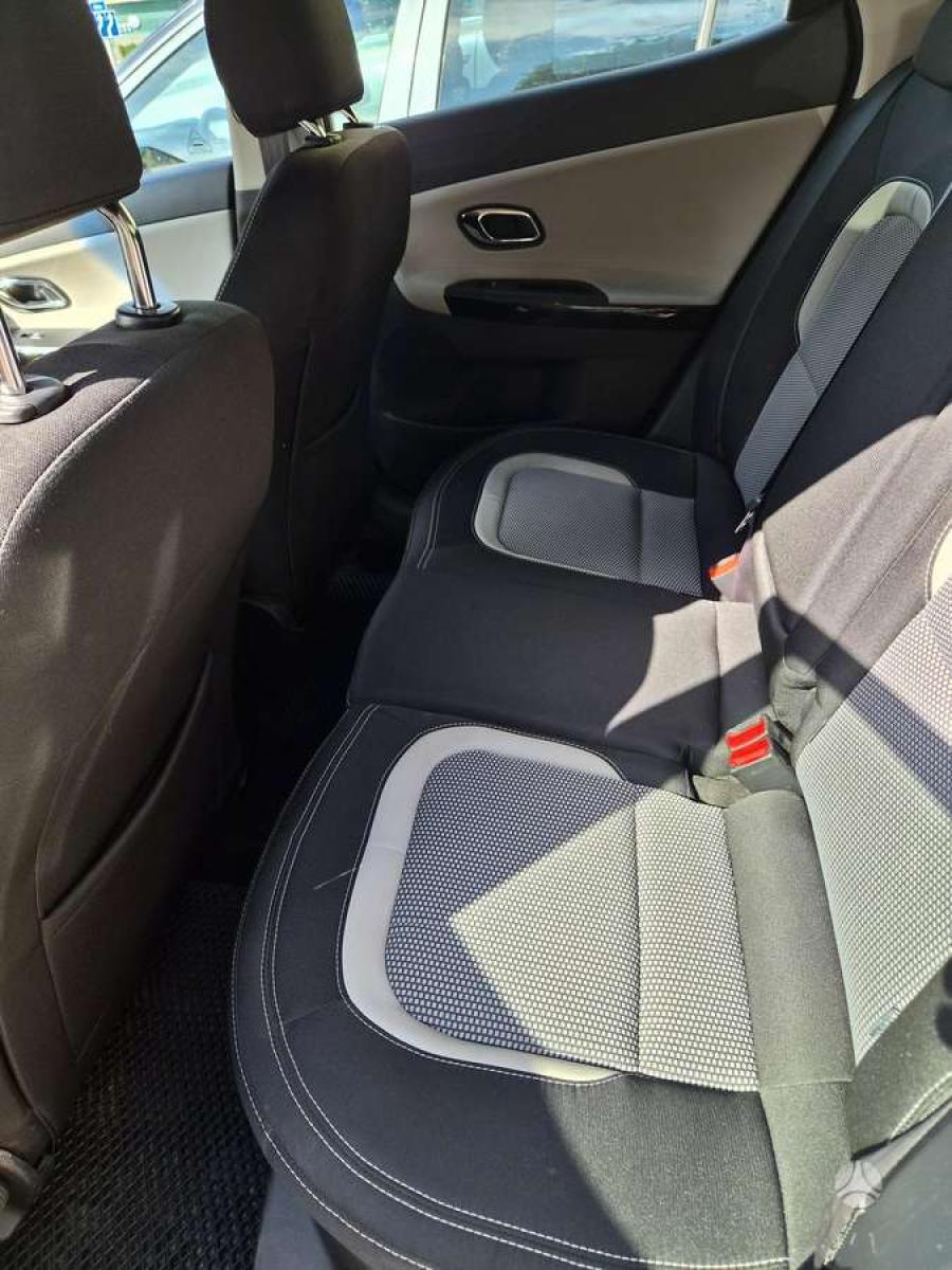 White Kia Ceed 2014 in Vilnius, with an engine capacity of 1.58 L and mileage of 185 thousand km for 7800 €, photo 9 on AUTOMOTO.COM.LV