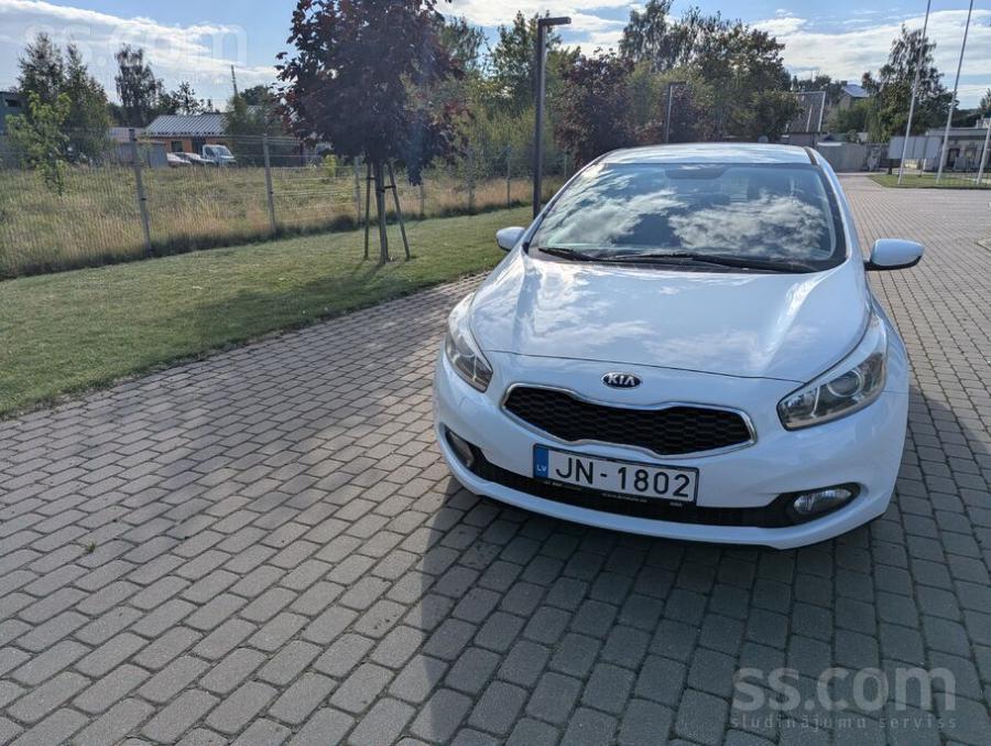 White Kia Ceed 2014 in Riga, with an engine capacity of 1.40 L and mileage of 223 thousand km for 3250 €, photo 4 on AUTOMOTO.COM.LV