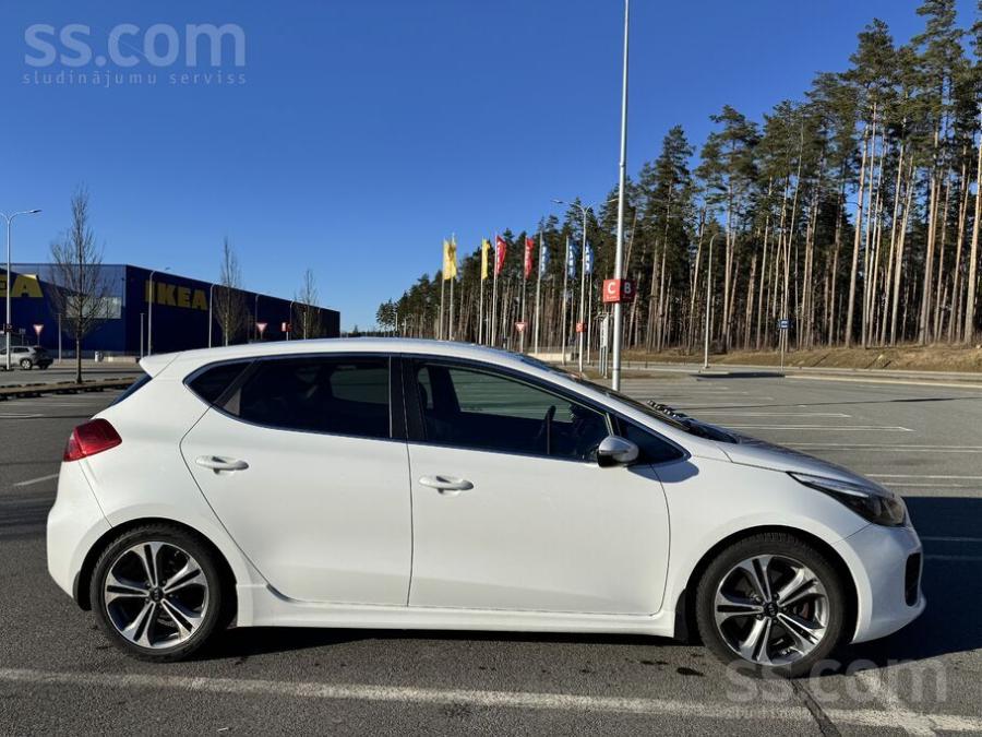 White Kia Ceed 2016 in Riga, with an engine capacity of 1.60 L and mileage of 140 thousand km for 7500 €, photo 2 on AUTOMOTO.COM.LV