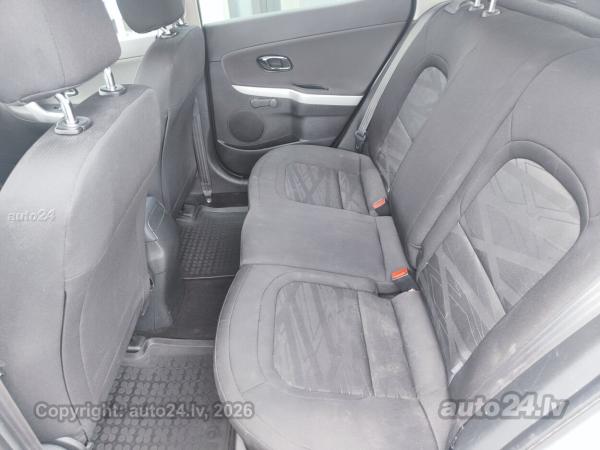 White Kia Ceed 2016 in Tartu, with an engine capacity of 1.60 L and mileage of 156 thousand km for 7990 €, photo 6 on AUTOMOTO.COM.LV