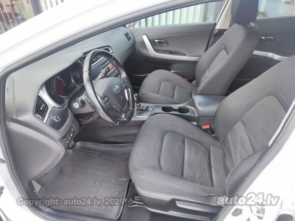 White Kia Ceed 2016 in Tartu, with an engine capacity of 1.60 L and mileage of 156 thousand km for 7990 €, photo 9 on AUTOMOTO.COM.LV