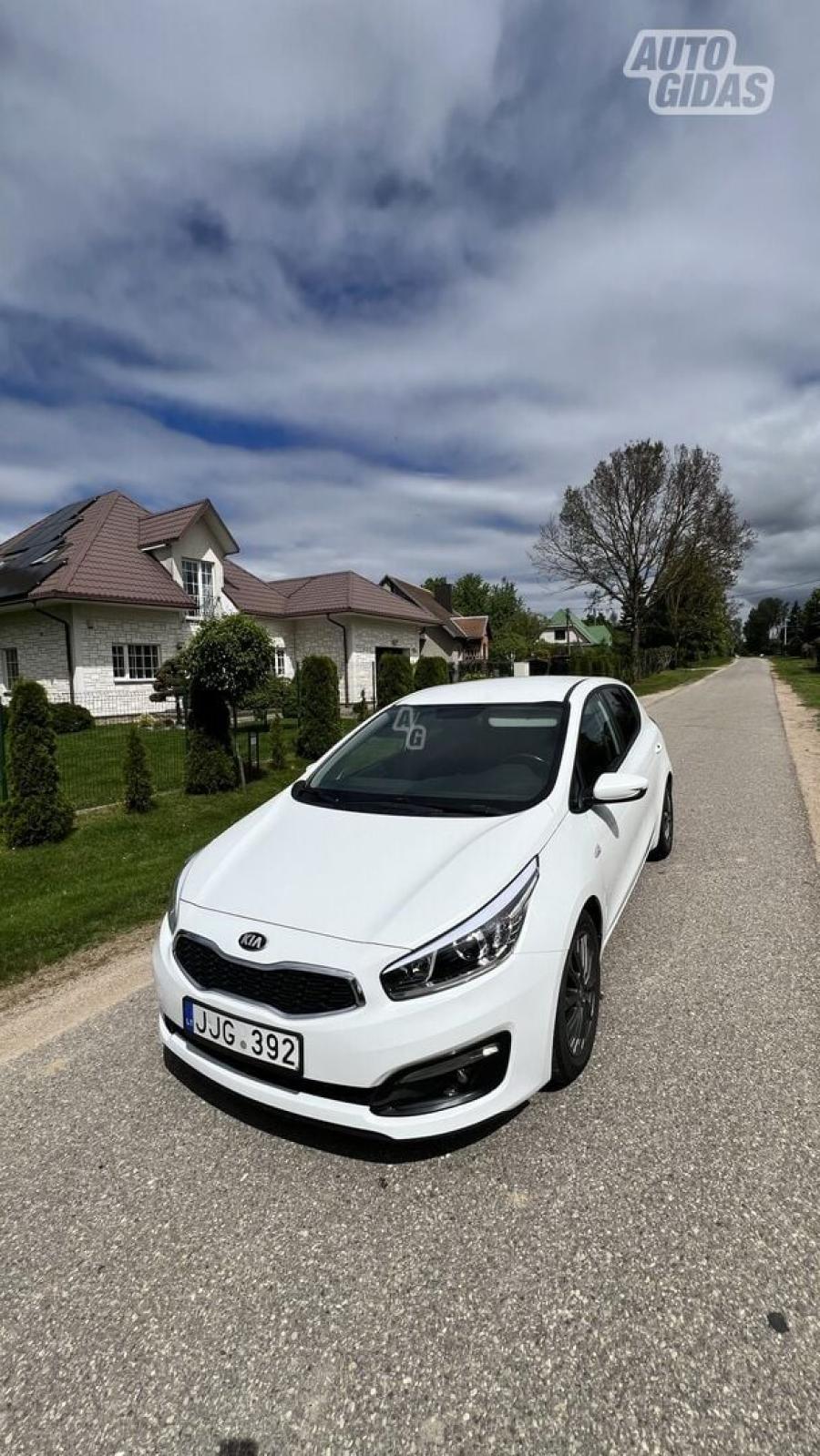 White Kia Ceed 2016 in Vilnius, with an engine capacity of 1.40 L and mileage of 141 thousand km for 6500 €, photo 1 on AUTOMOTO.COM.LV