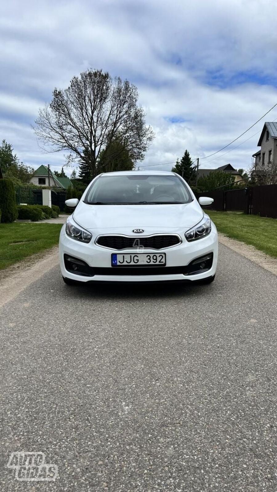 White Kia Ceed 2016 in Vilnius, with an engine capacity of 1.40 L and mileage of 141 thousand km for 6500 €, photo 6 on AUTOMOTO.COM.LV