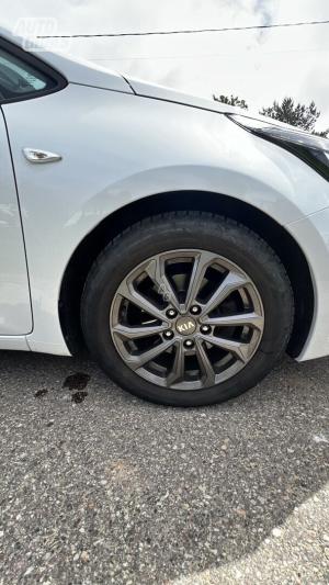 White Kia Ceed 2016 in Vilnius, with an engine capacity of 1.40 L and mileage of 141 thousand km for 6500 €, photo 8 on AUTOMOTO.COM.LV