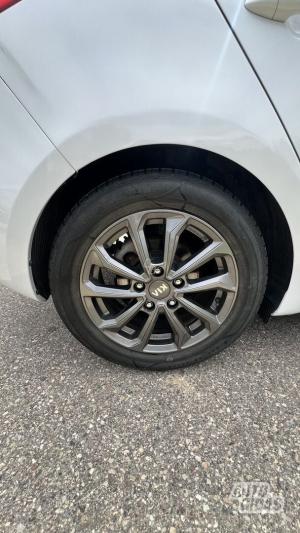 White Kia Ceed 2016 in Vilnius, with an engine capacity of 1.40 L and mileage of 141 thousand km for 6500 €, photo 9 on AUTOMOTO.COM.LV