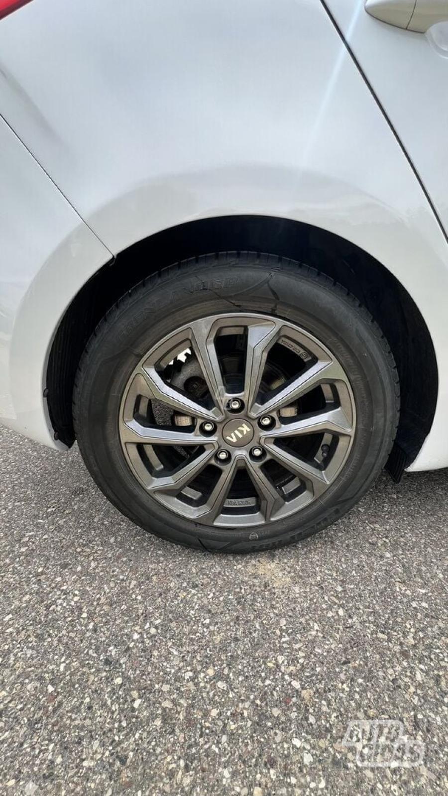 White Kia Ceed 2016 in Vilnius, with an engine capacity of 1.40 L and mileage of 141 thousand km for 6500 €, photo 9 on AUTOMOTO.COM.LV