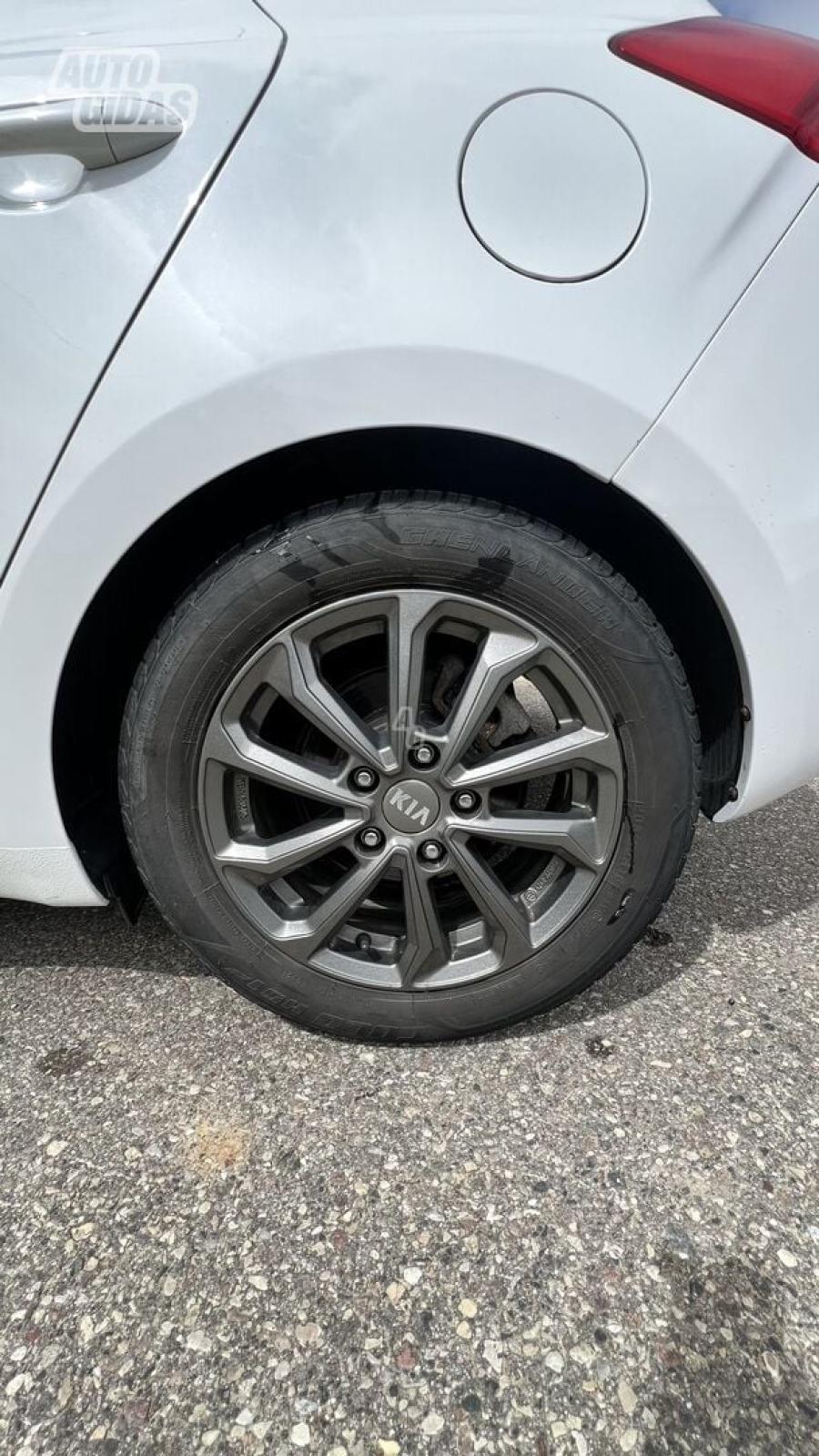 White Kia Ceed 2016 in Vilnius, with an engine capacity of 1.40 L and mileage of 141 thousand km for 6500 €, photo 10 on AUTOMOTO.COM.LV