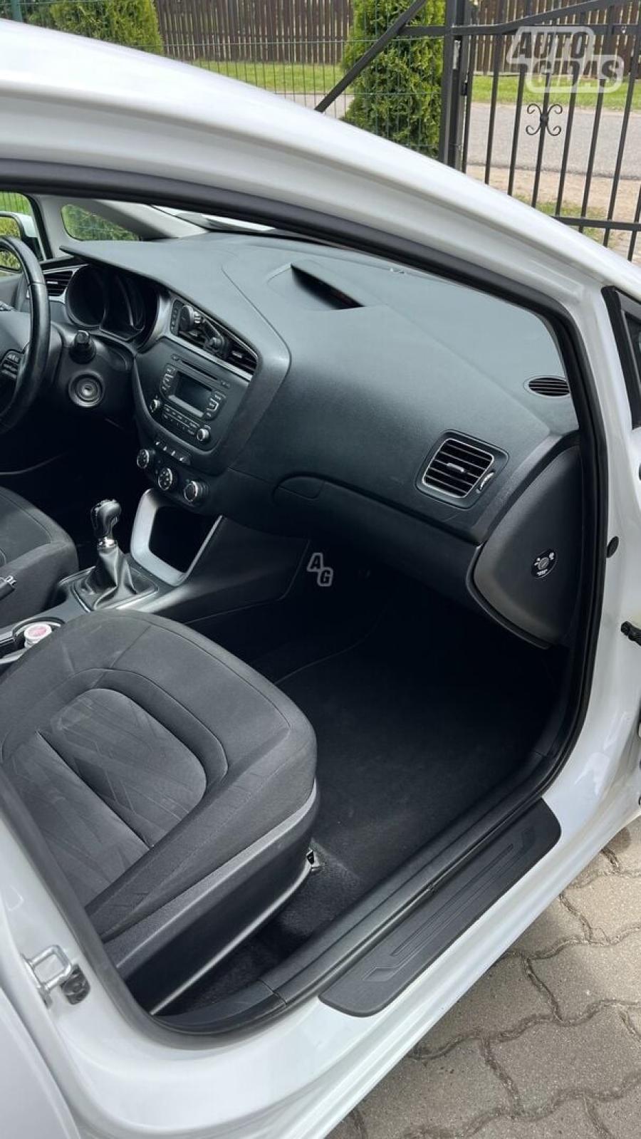 White Kia Ceed 2016 in Vilnius, with an engine capacity of 1.40 L and mileage of 141 thousand km for 6500 €, photo 15 on AUTOMOTO.COM.LV