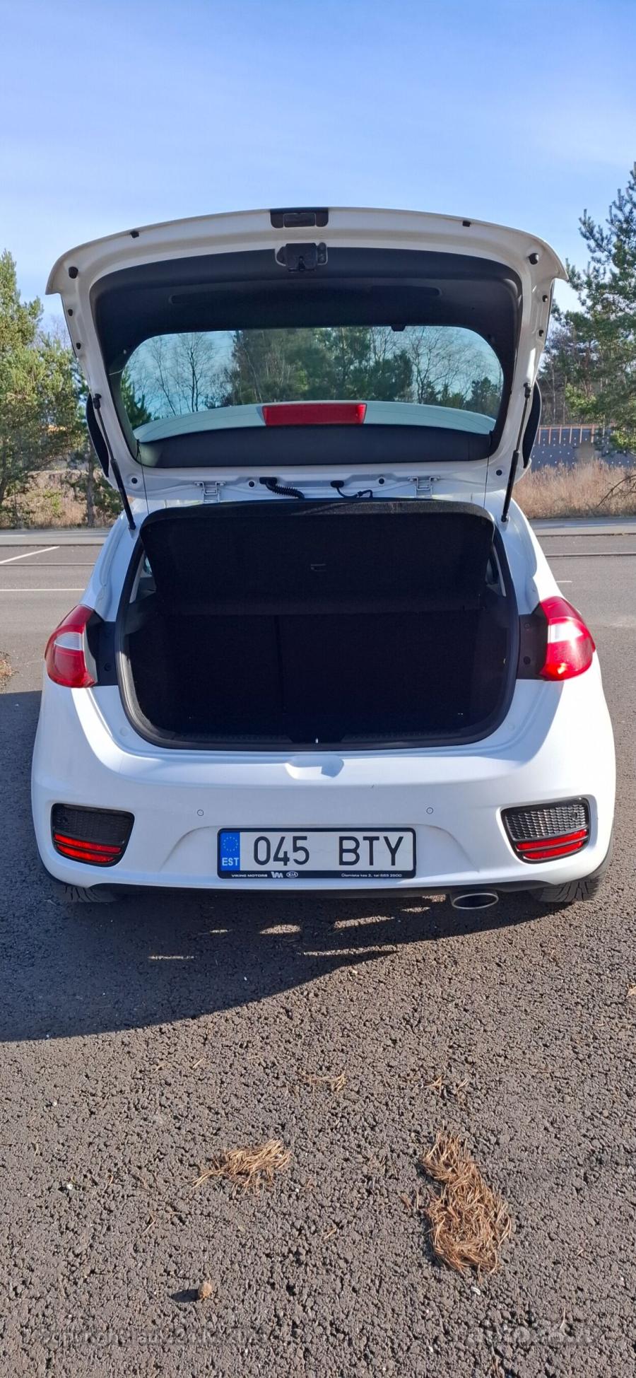 White Kia Ceed 2017 in Tallinn, with an engine capacity of 1.60 L and mileage of 108 thousand km for 7990 €, photo 15 on AUTOMOTO.COM.LV