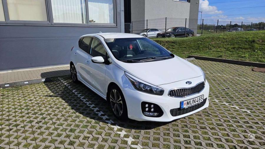 White Kia Ceed 2018 in Kaunas, with an engine capacity of 1.60 L and mileage of 149 thousand km for 9000 €, photo 4 on AUTOMOTO.COM.LV