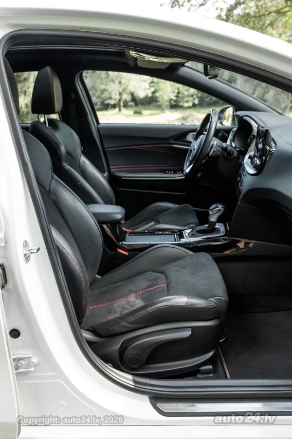 White Kia Ceed 2020 in Tallinn, with an engine capacity of 1.60 L and mileage of 91 thousand km for 20490 €, photo 8 on AUTOMOTO.COM.LV